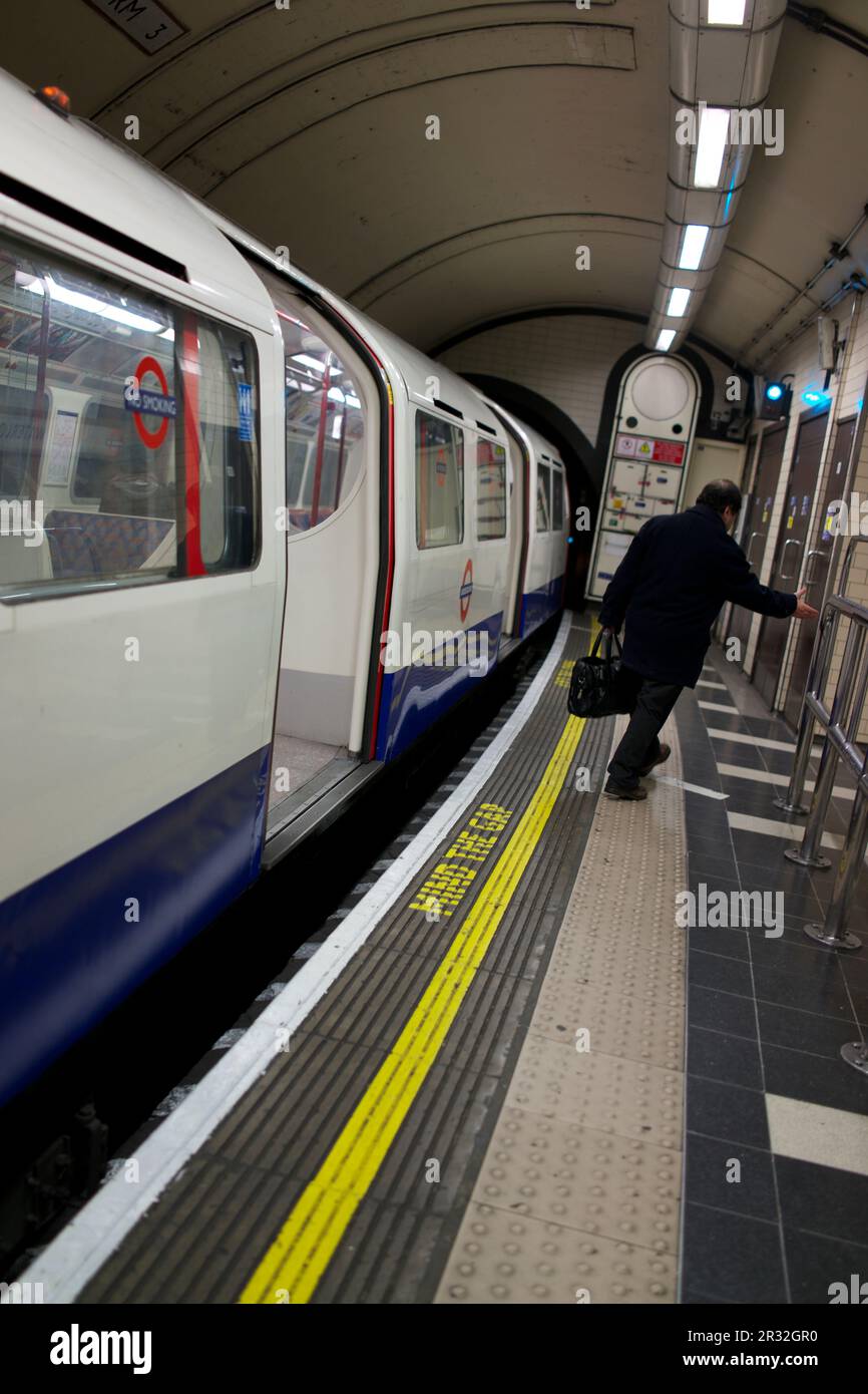 No smoking london underground hi-res stock photography and images - Alamy