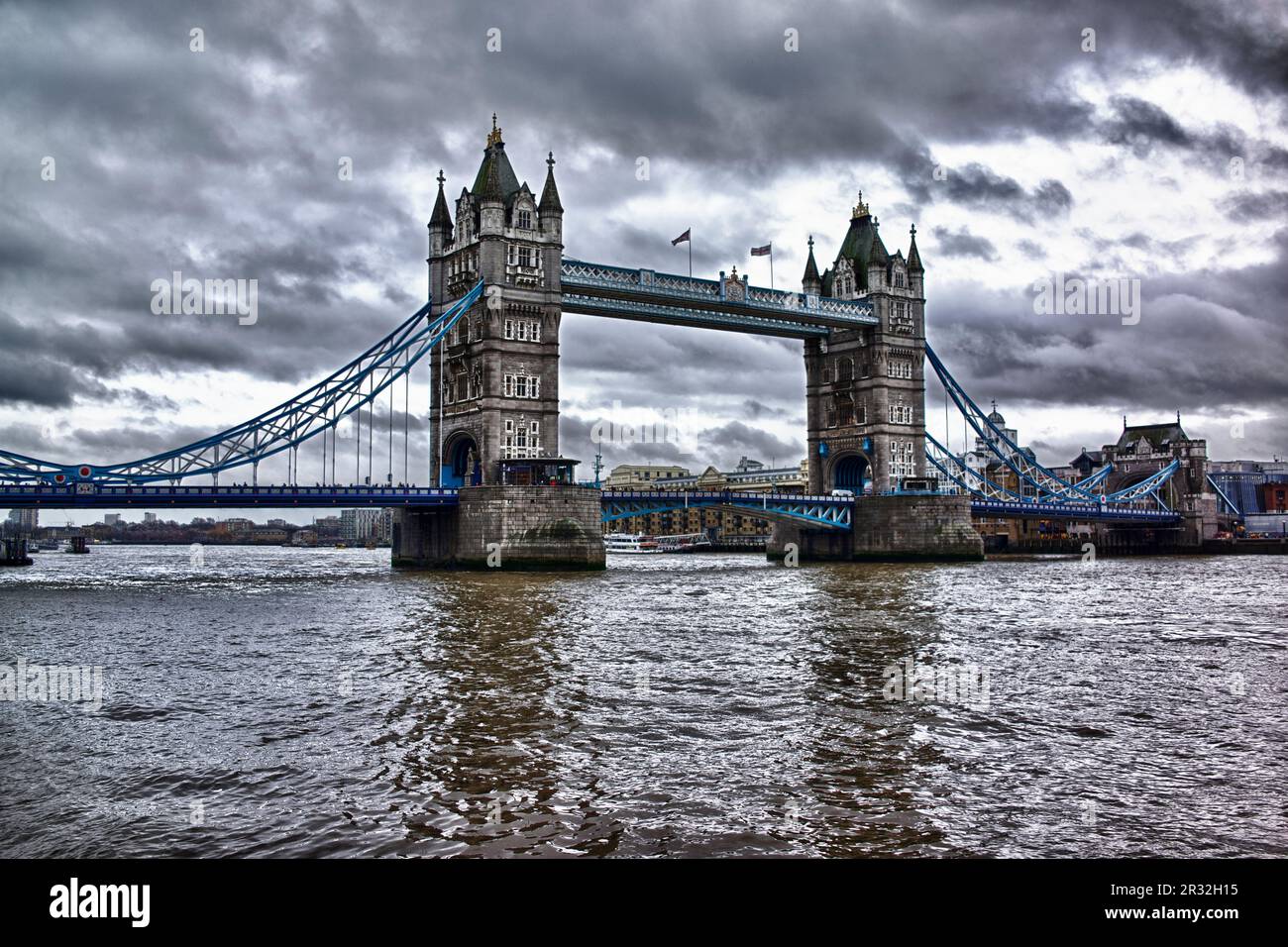 Wet weather london bridge hi-res stock photography and images - Alamy