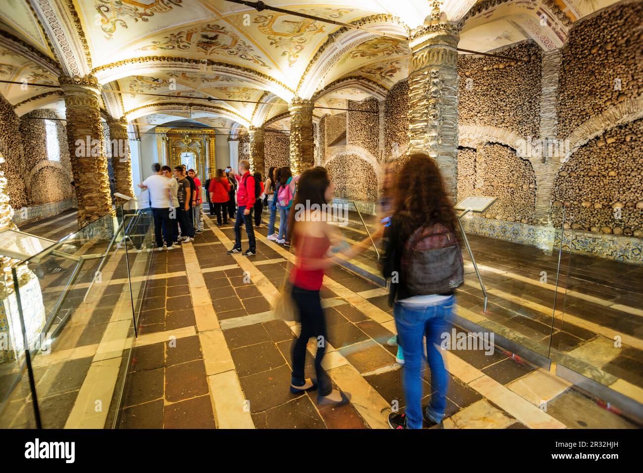 Capela dos Ossos, capilla de los huesos, construida en el siglo XVI ...