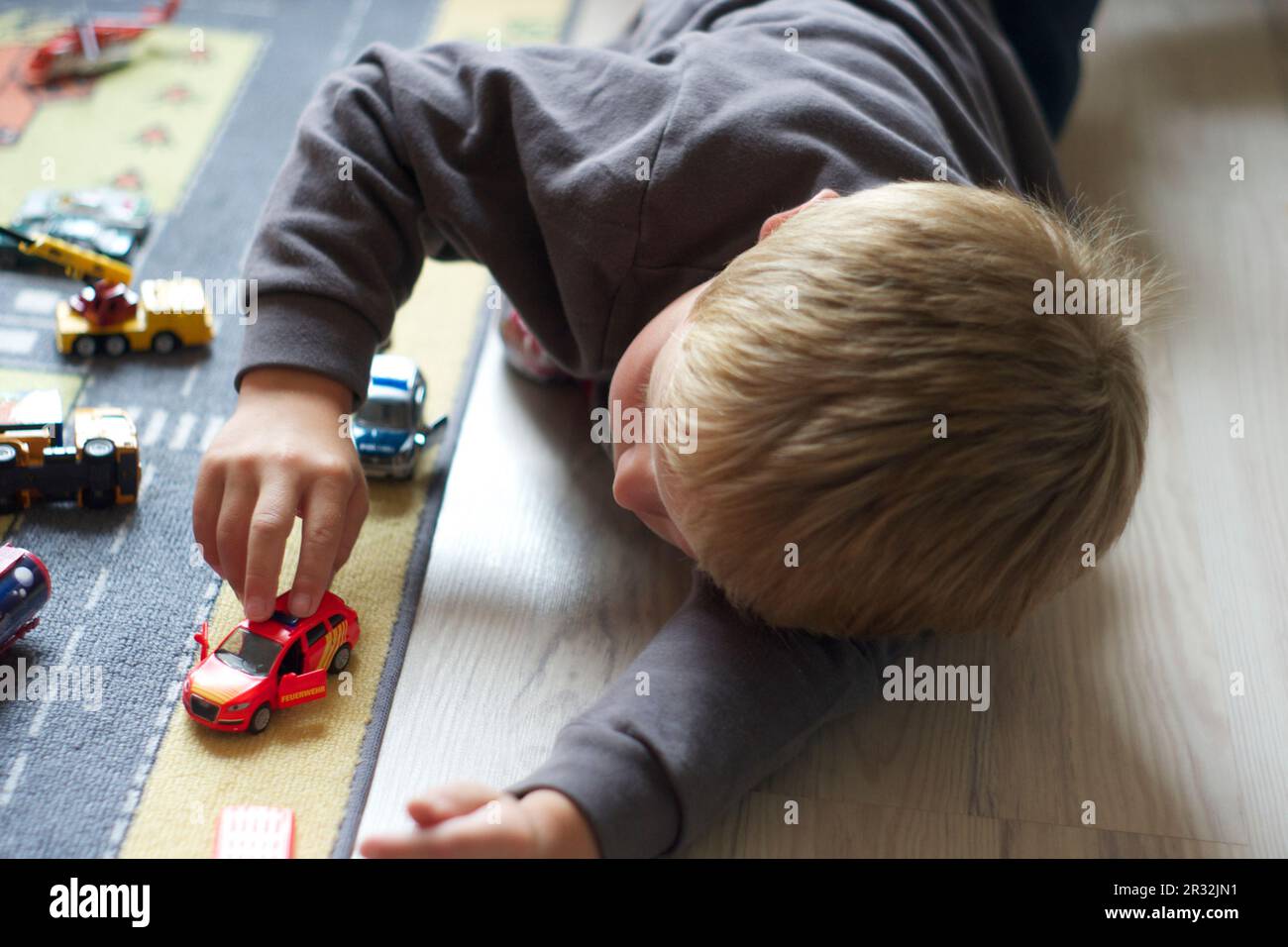 Boy play with cars Stock Photo - Alamy