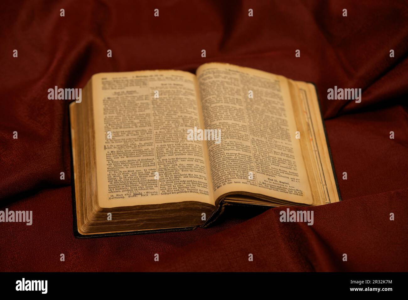 Read bible hi-res stock photography and images - Alamy