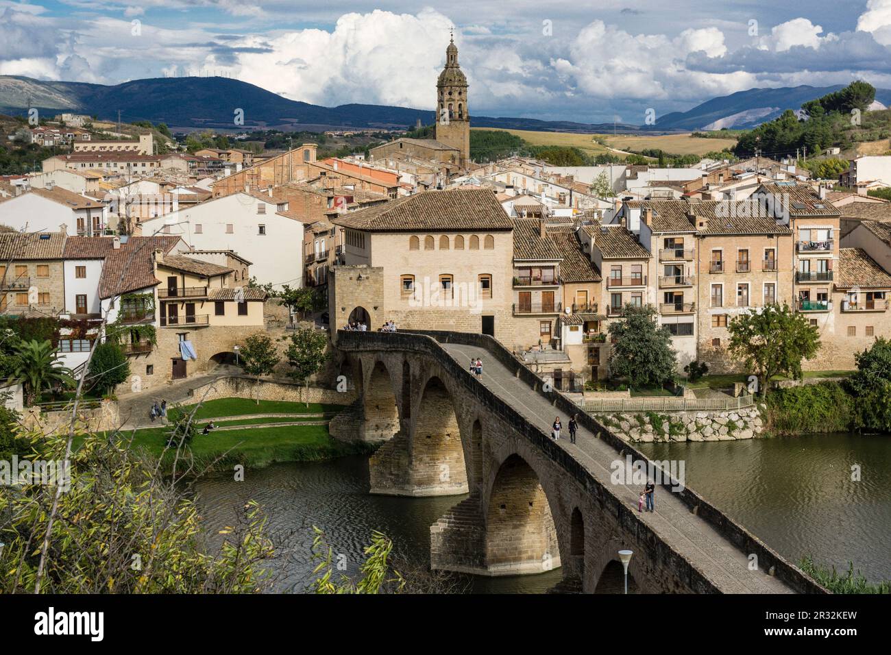 puente románico sobre el río Arga, siglo XI, Puente la Reina, valle de ...