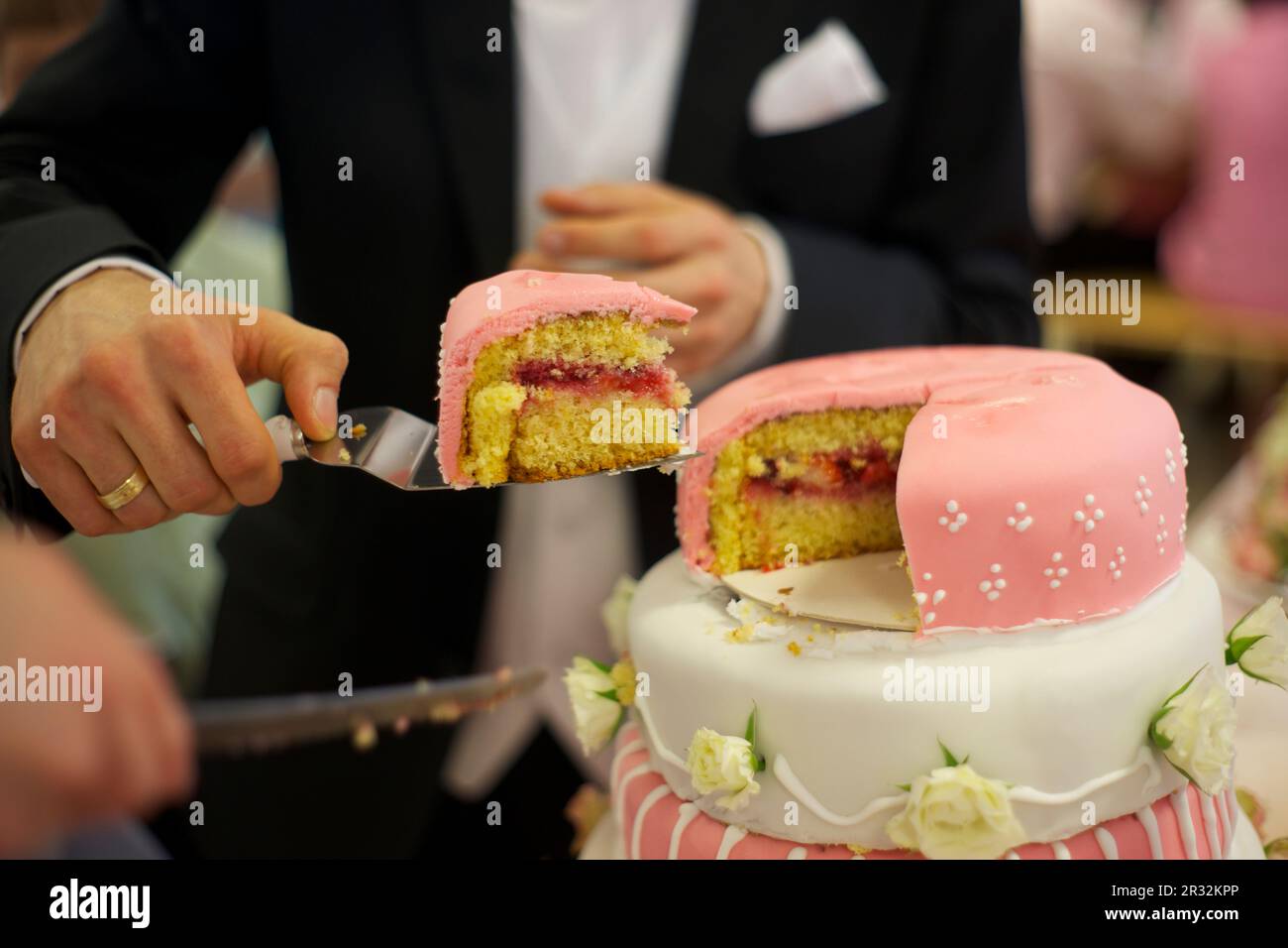 Cake cutting hi-res stock photography and images - Alamy