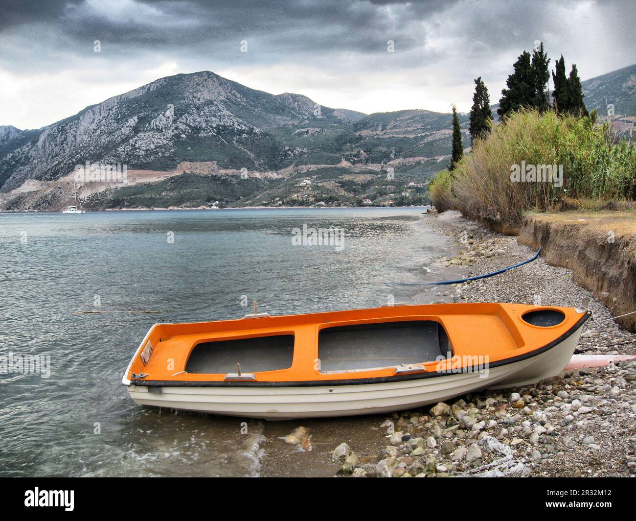 Stranded boat hi-res stock photography and images - Alamy