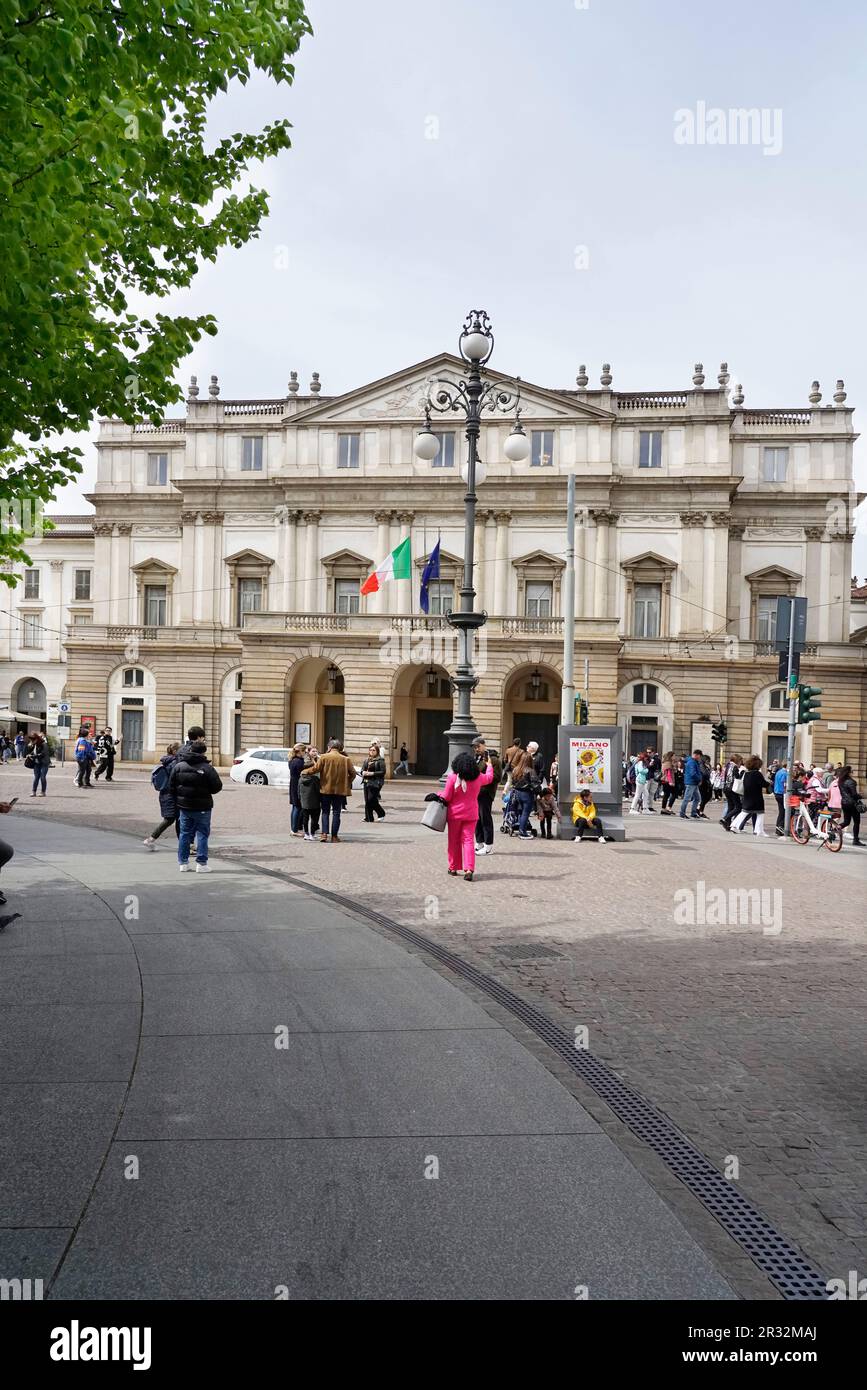 Piazza della Scala square and the facade of the Teatro alla Scala ...