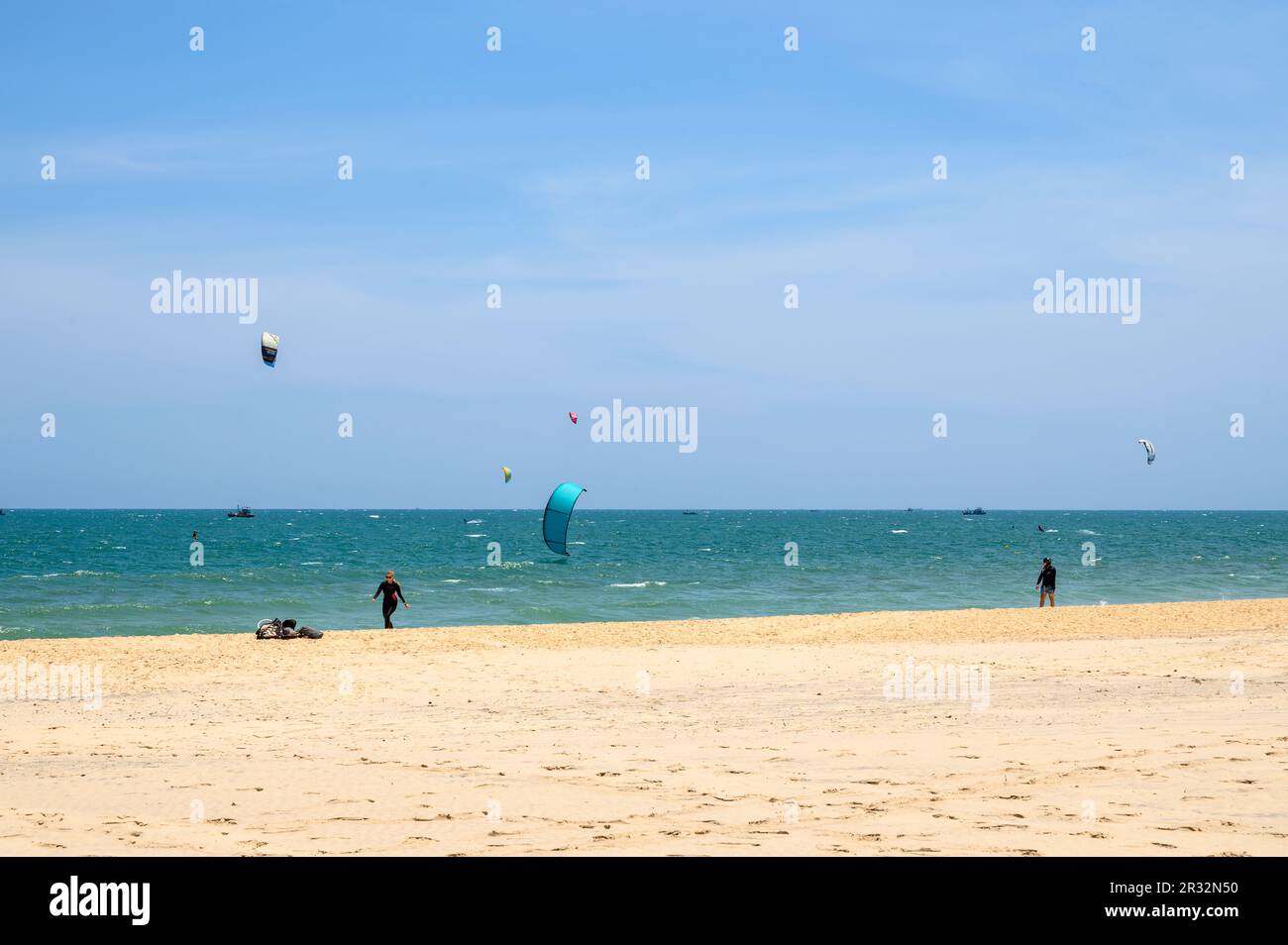 Mui ne kitesurfers on sea hi-res stock photography and images - Alamy