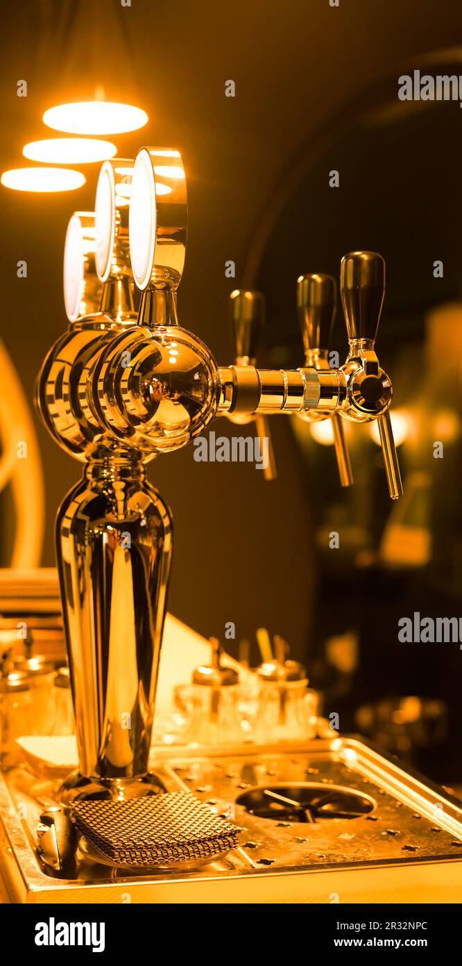 Beer spilling hi-res stock photography and images - Alamy