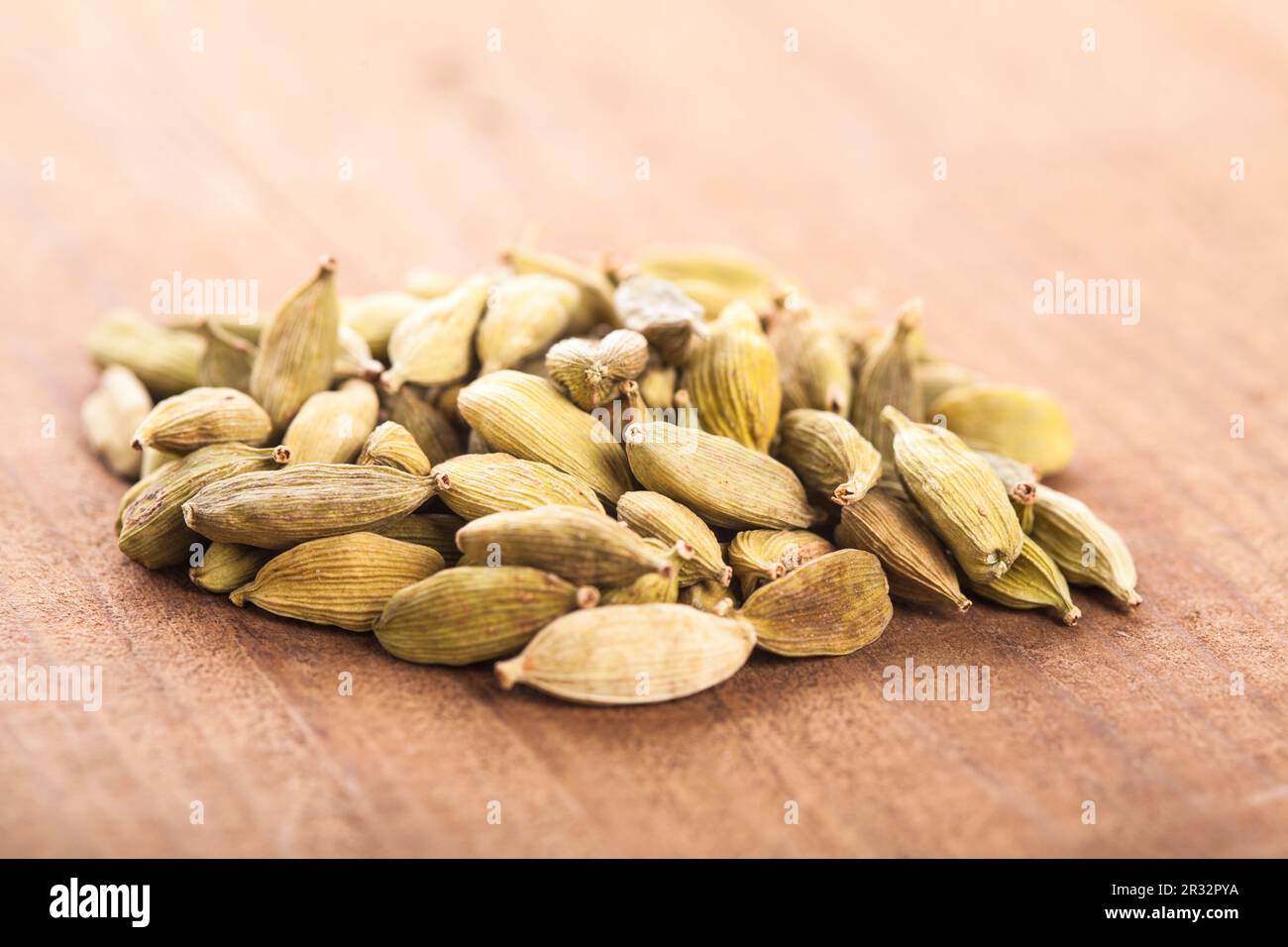 Cardamon seed hi-res stock photography and images - Alamy