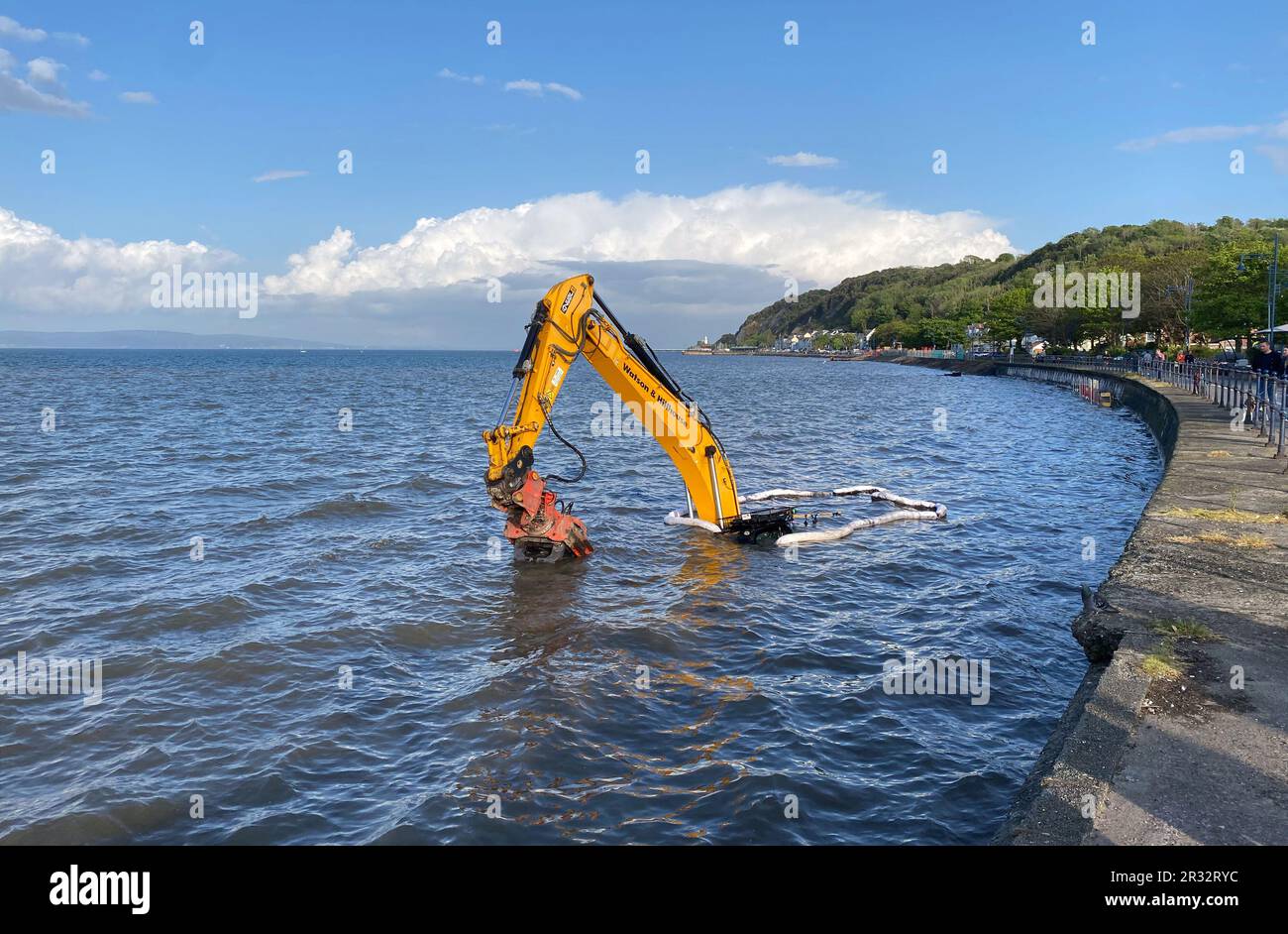 The mechanical digger which ended up submerged at high water in Mumbles ...