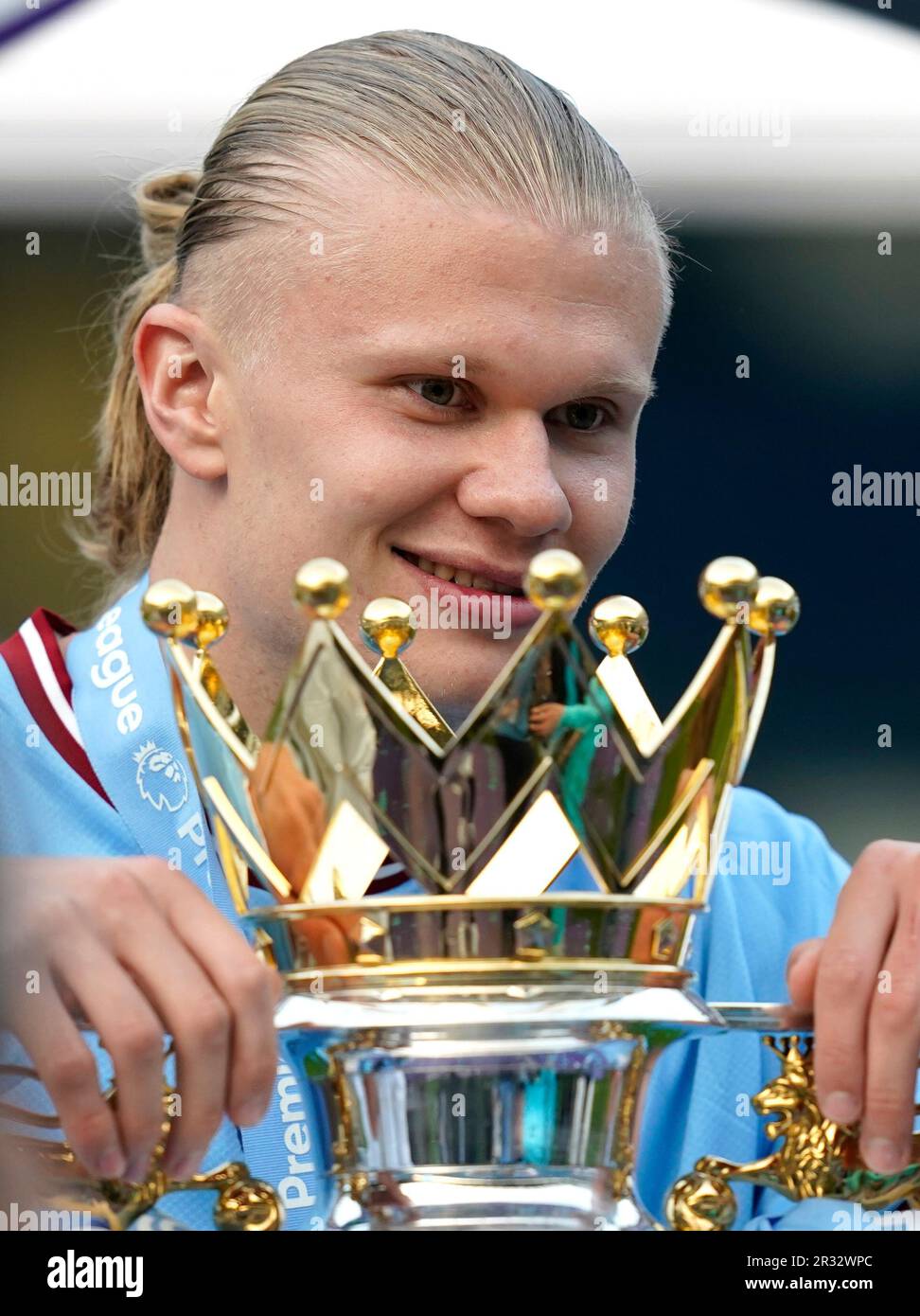 Erling haaland premier league trophy hi-res stock photography and ...
