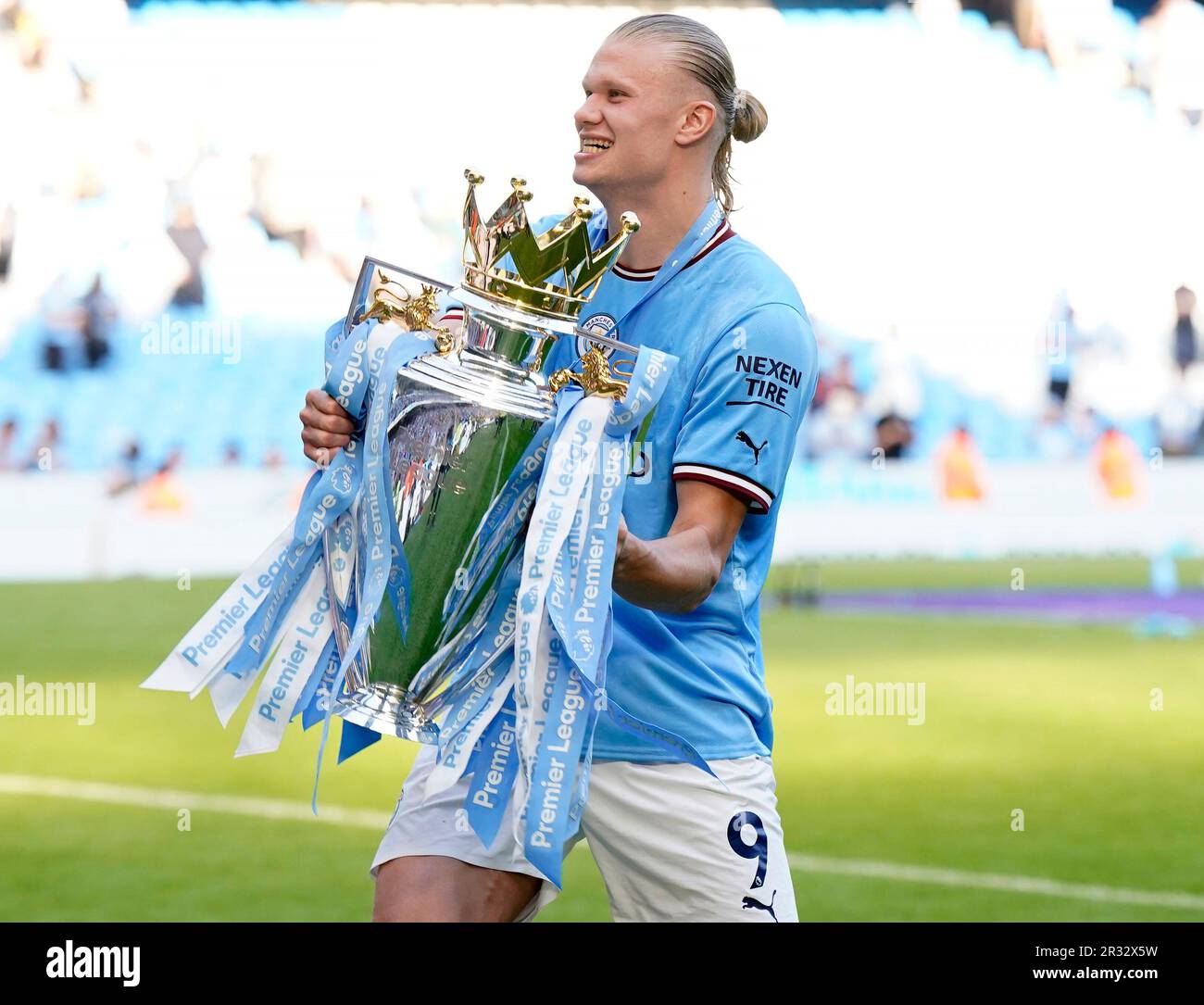 Erling haaland premier league trophy hi-res stock photography and ...