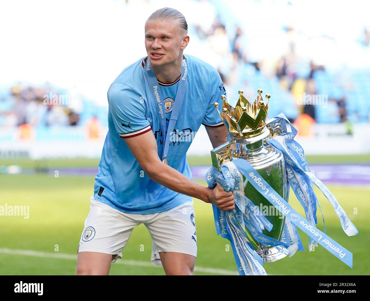 Erling haaland premier league trophy hi-res stock photography and ...