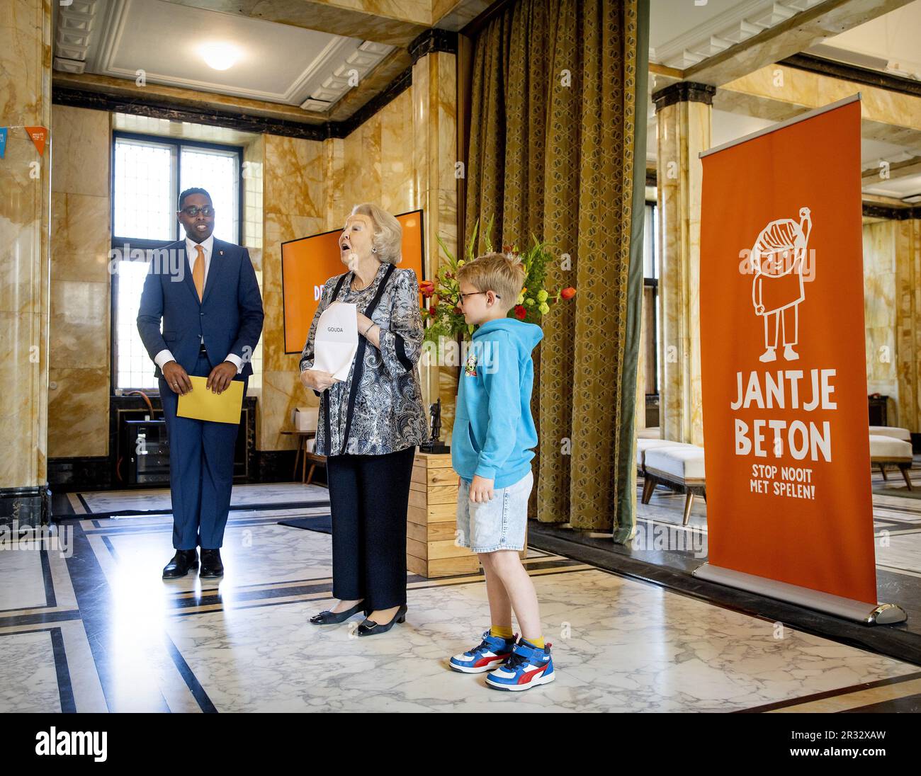 LEAD - Princess Beatrix awards the Jantje Beton Prize to the ...