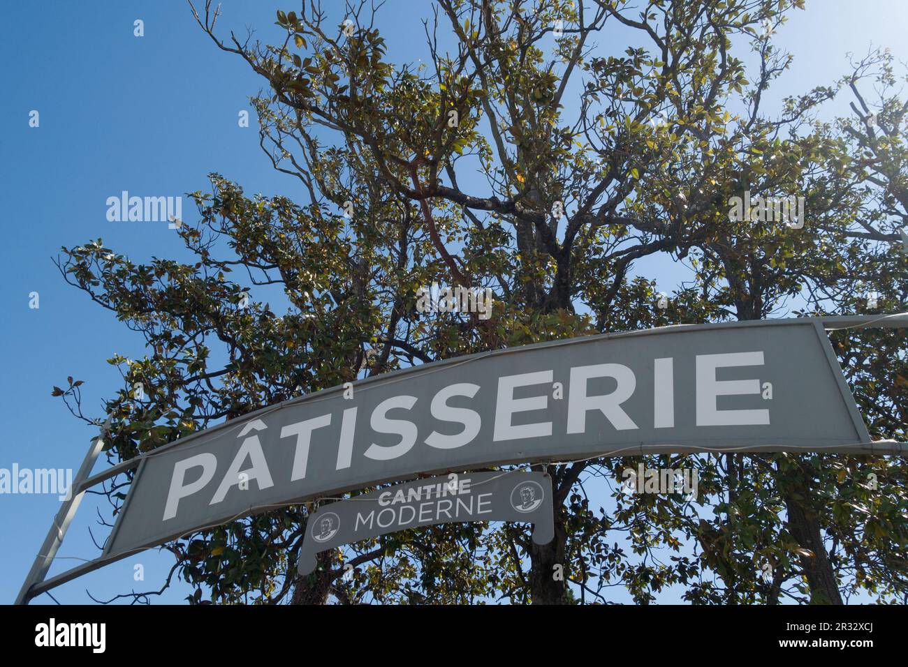 patisserie sign at the entrance of the bakery plus small cafe Stock ...