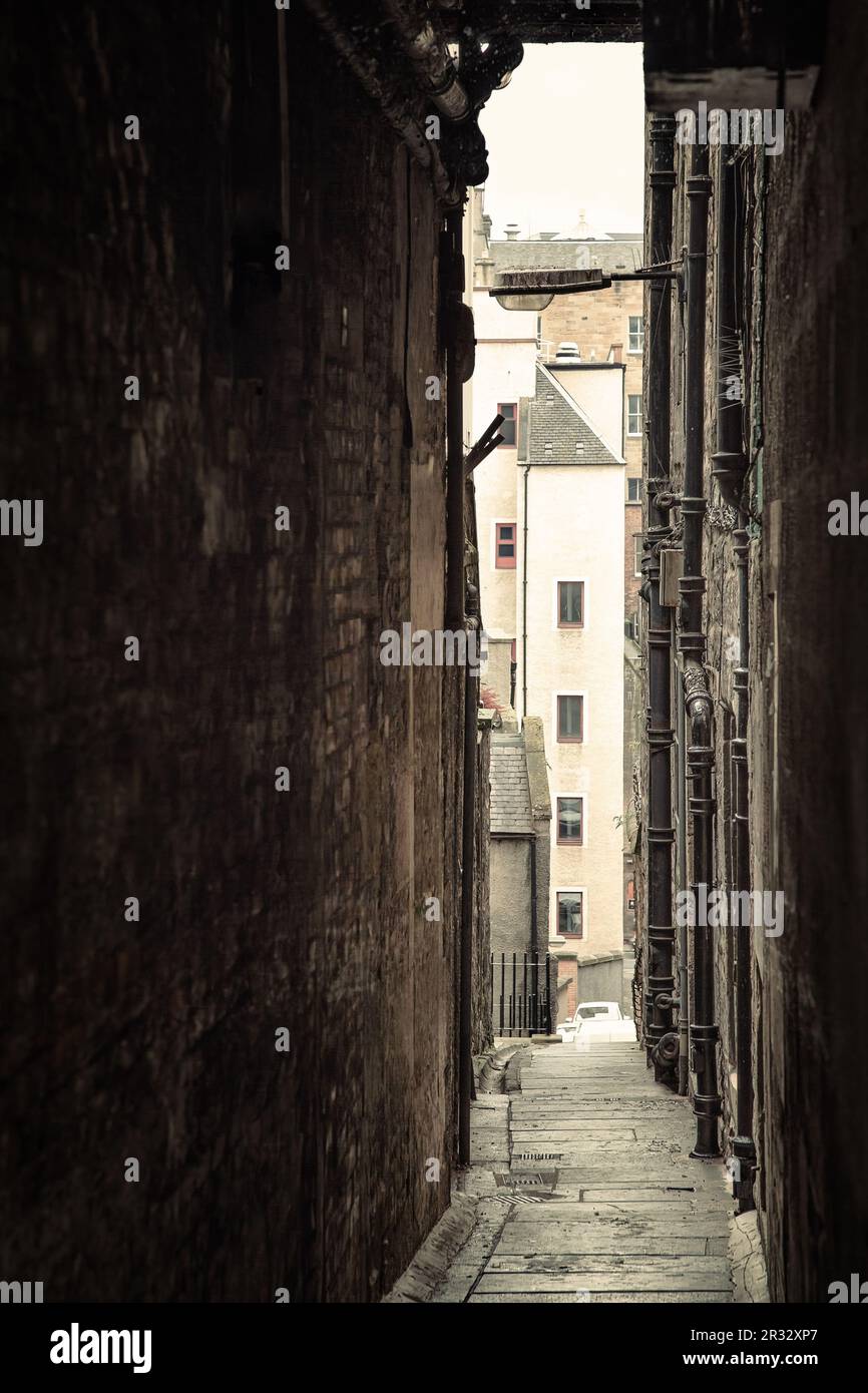 Alleyway off of the Royal Mile in Edinburgh, Scotland. The city is ...