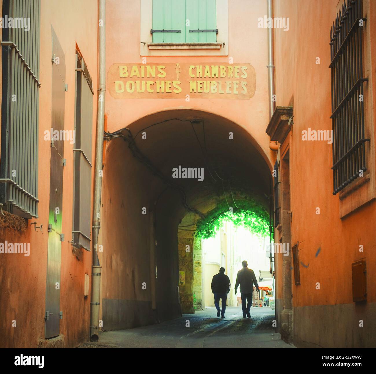 Street in the old district of l'Isle-sur-la-Sorgue, Vaucluse, France ...