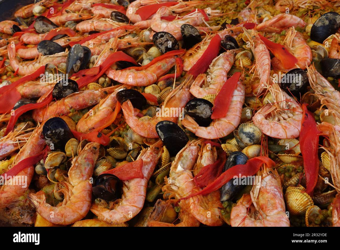 Paella ready to eat at a market in Spain Stock Photo - Alamy