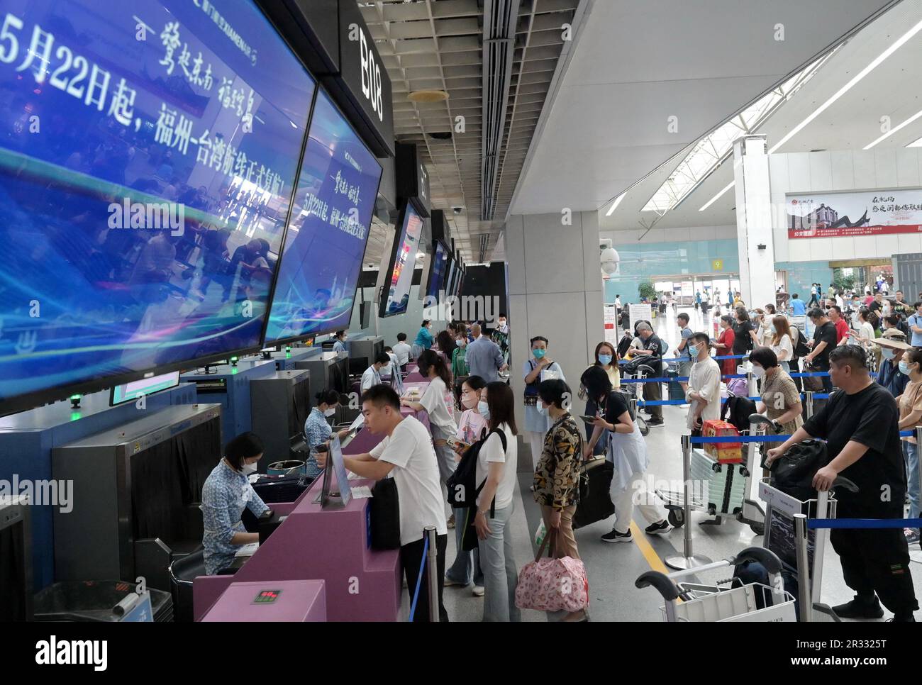 (230522) -- FUZHOU, May 22, 2023 (Xinhua) -- Passengers check in their ...