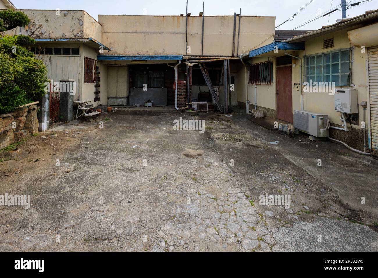 Abandoned one story house and driveway in state of disrepair Stock Photo - Alamy