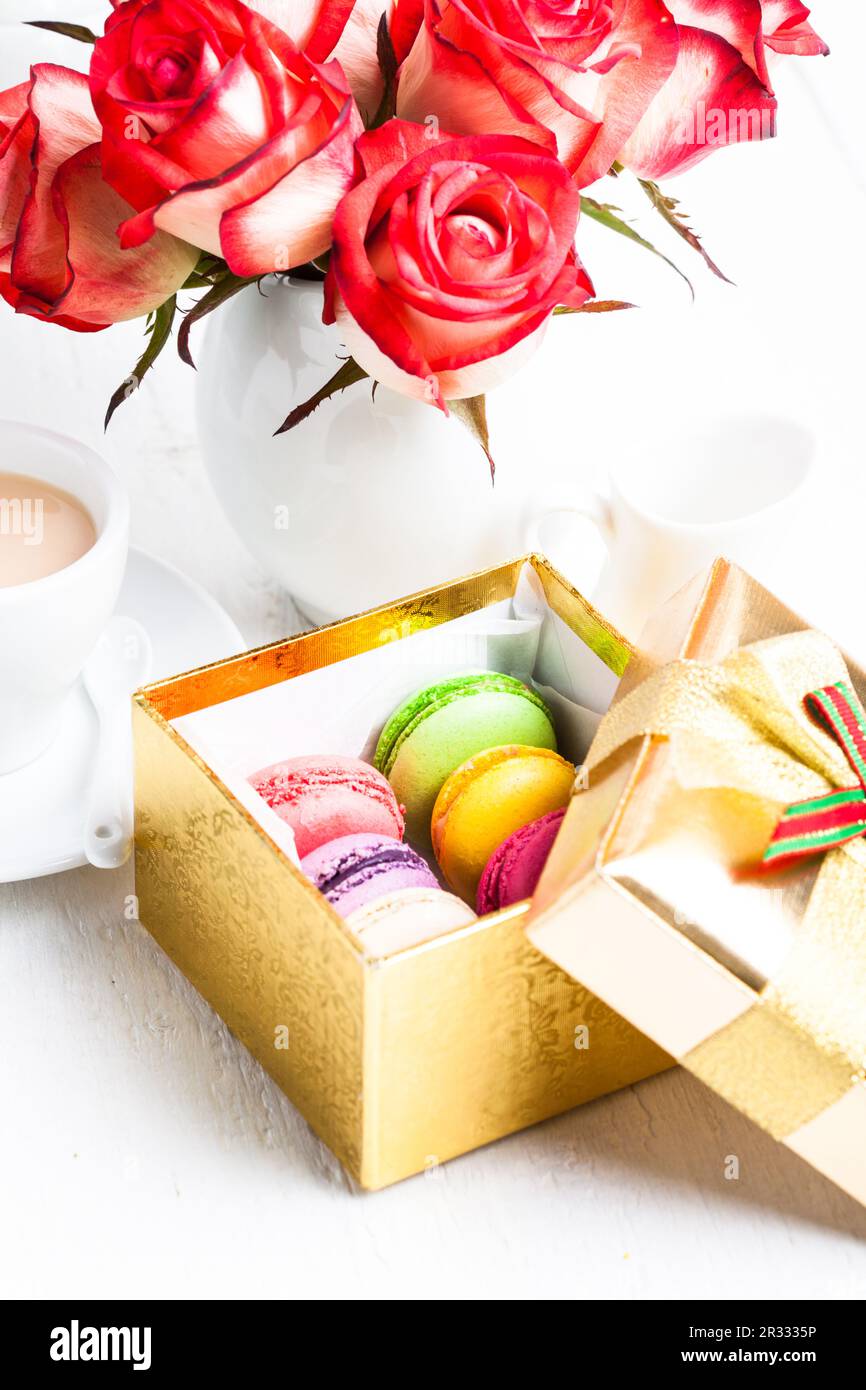 Macaroon in gift box Stock Photo - Alamy