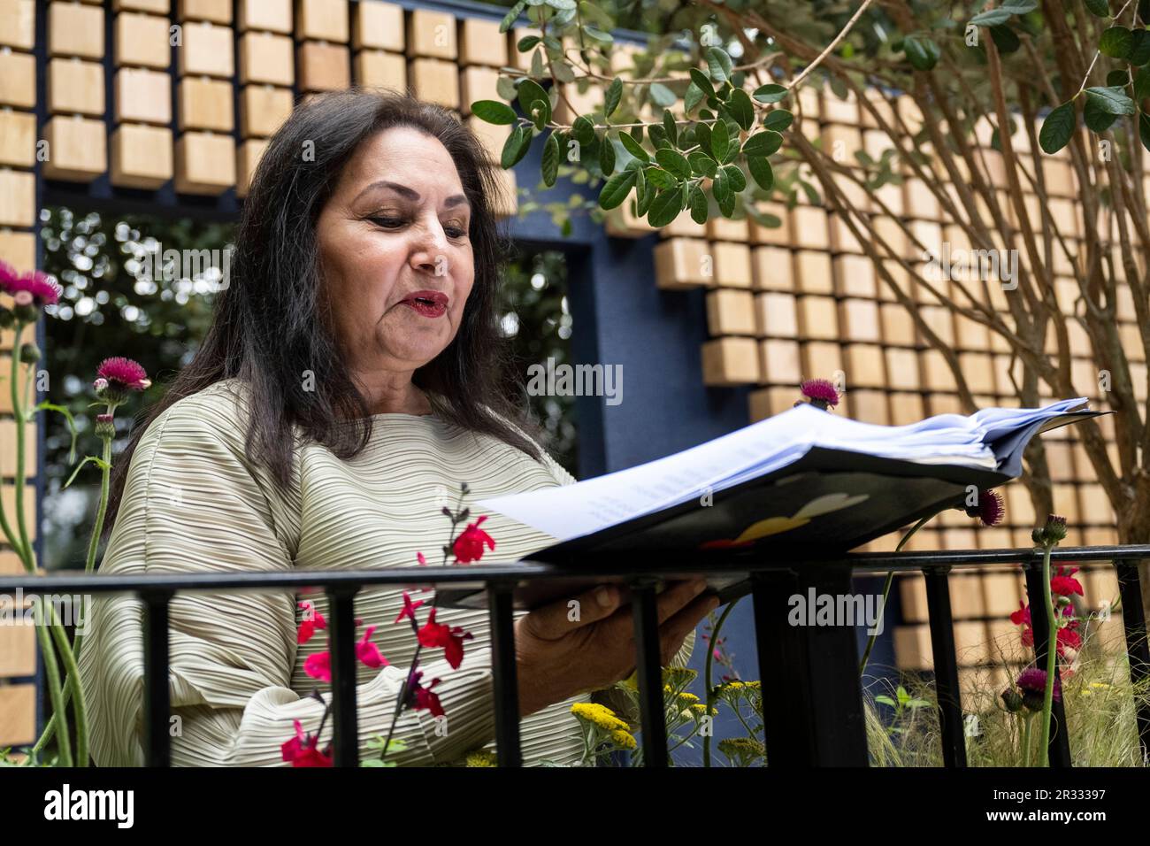 Imtiaz dharker hi-res stock photography and images - Alamy