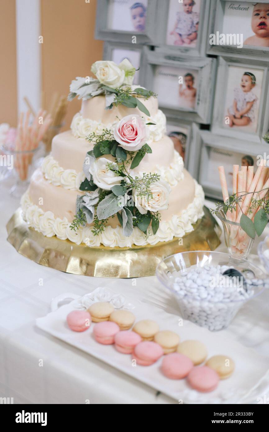 Cake at a party Stock Photo - Alamy