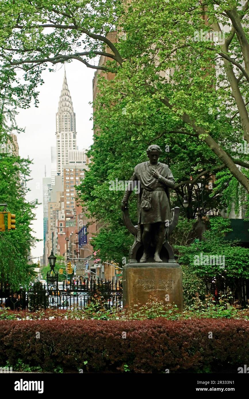 Edwin Booth statue founder of the Players Club in Gramercy Park NYC ...