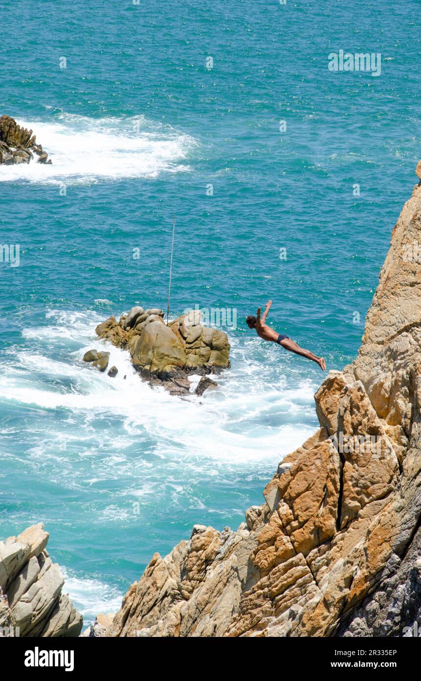 Acapulco cliff divers mexico hi-res stock photography and images - Alamy