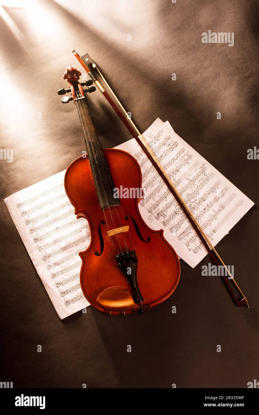 Violin and notes Stock Photo - Alamy
