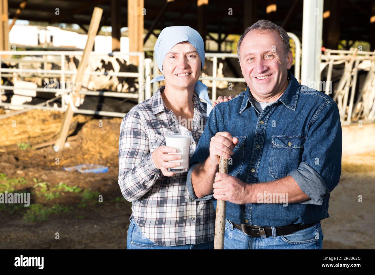 Happy farmers family posing hi-res stock photography and images - Alamy