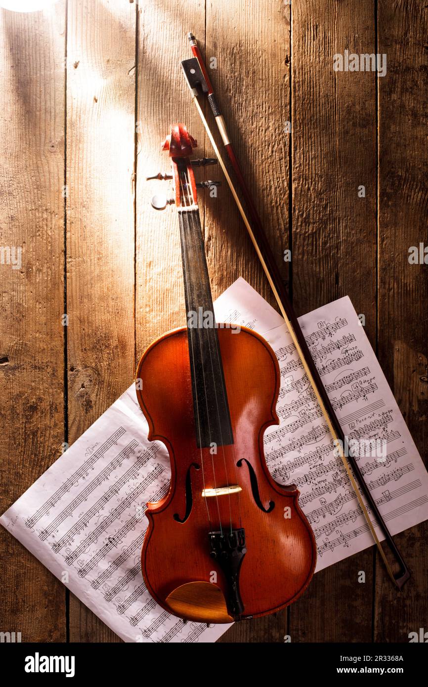 Violin and notes Stock Photo - Alamy