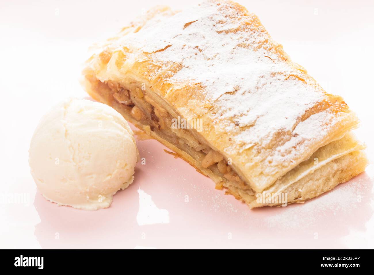 Walnut vanilla ice cream pie hi-res stock photography and images - Alamy