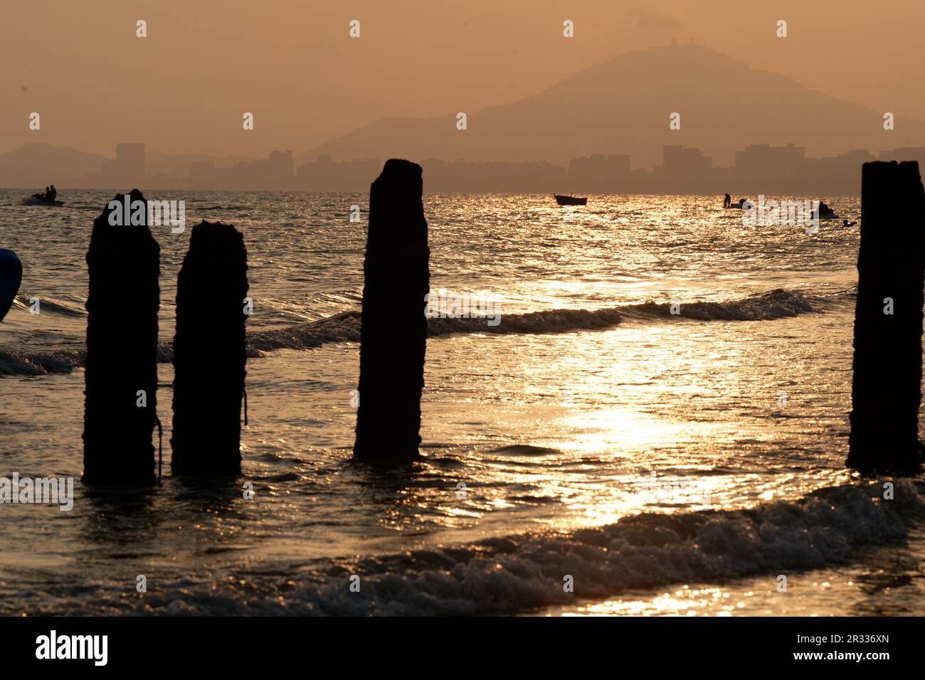 Golden sunset beach hi-res stock photography and images - Alamy