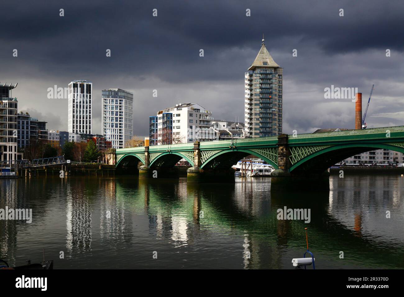 Battersea Railway Bridge / Chelsea River Bridge across the River Thames ...