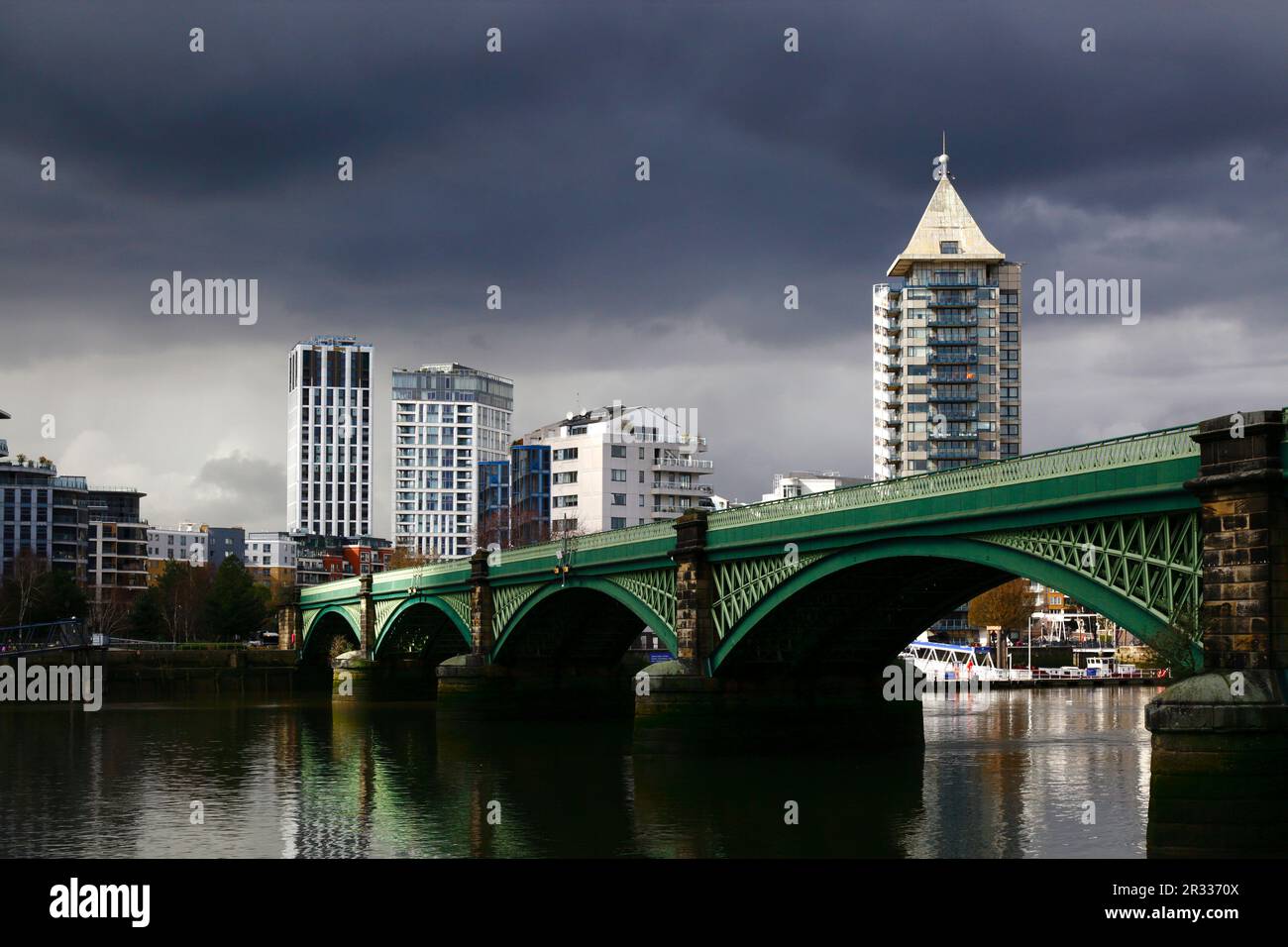 Battersea Railway Bridge / Chelsea River Bridge across the River Thames ...