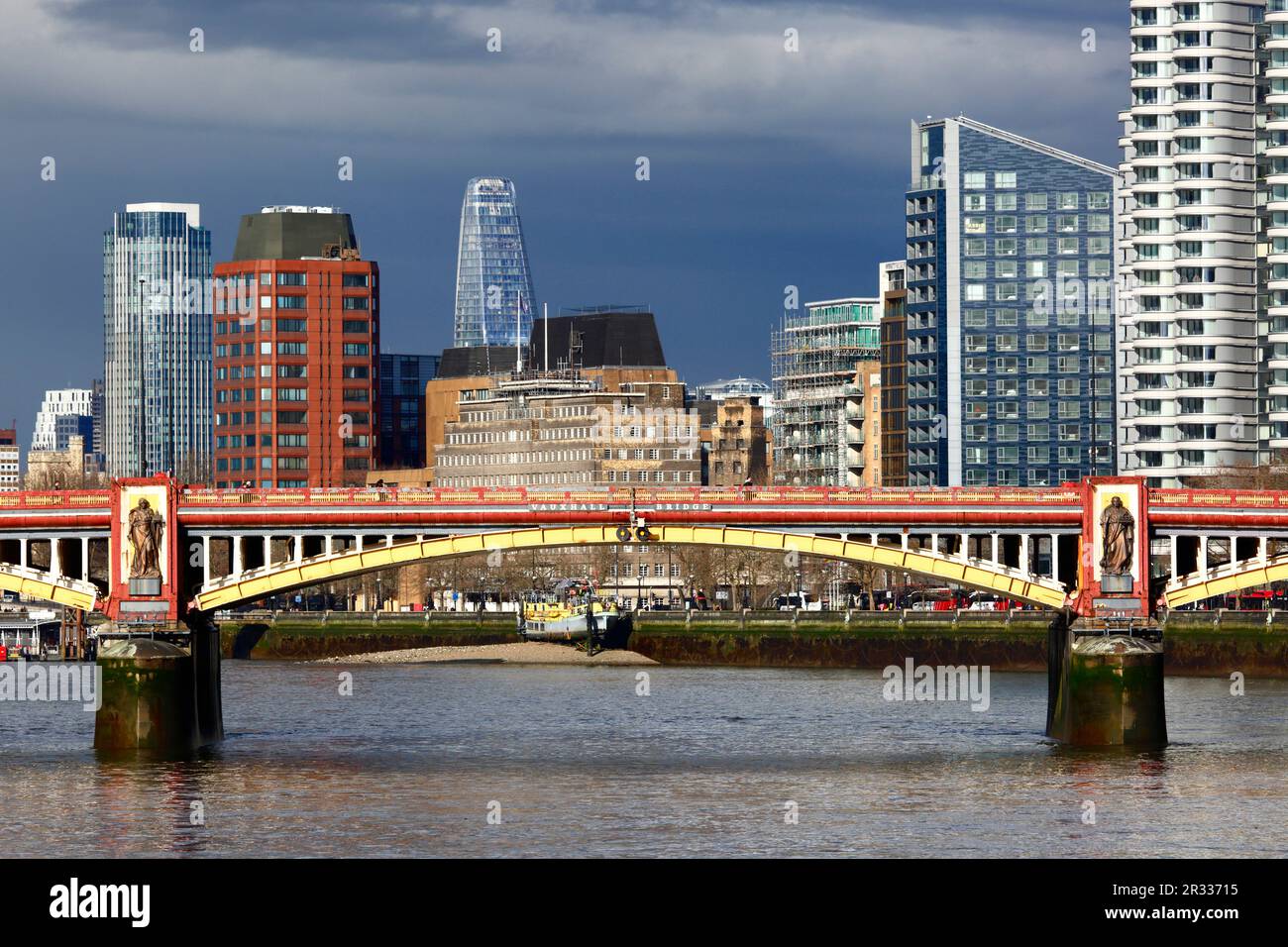 One Blackfriars Road / "The Boomerang" building and New Vauxhall Bridge ...