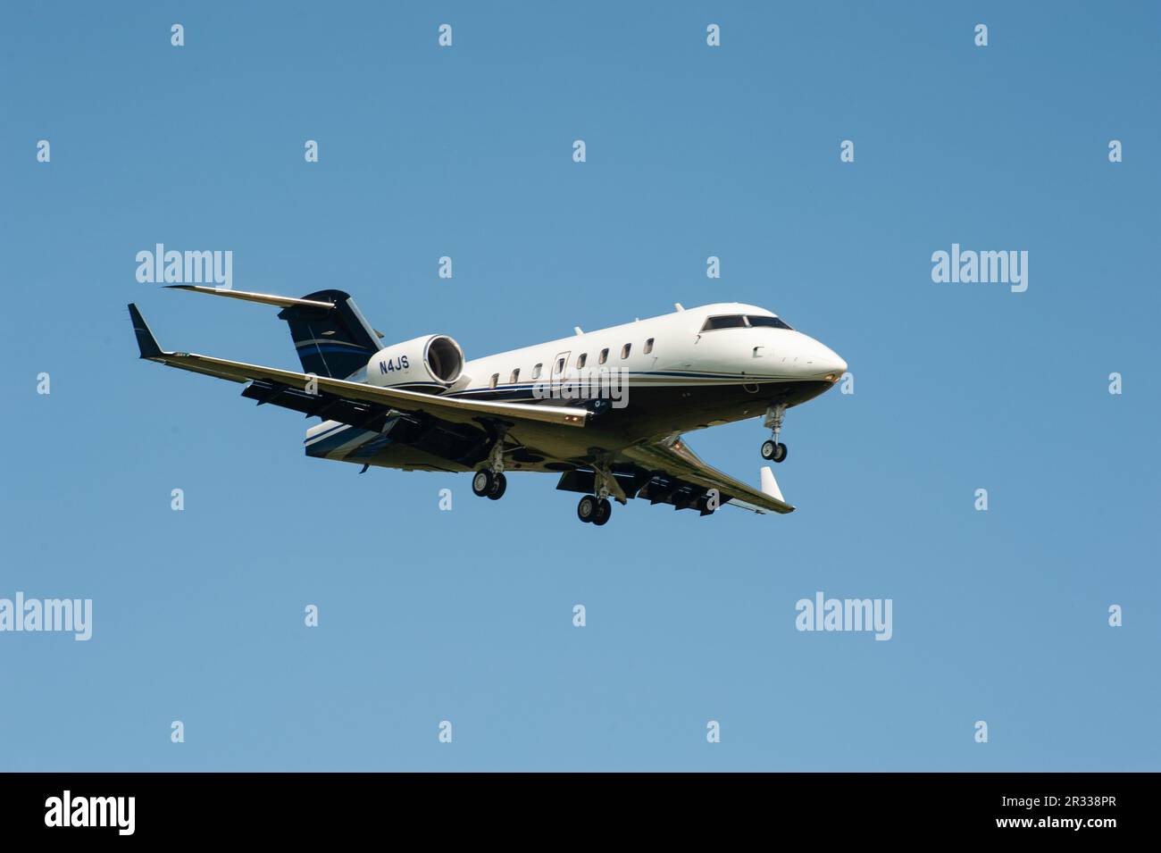 Canadair Challenger jet landing at Lexington Bluegrass Airport Stock ...