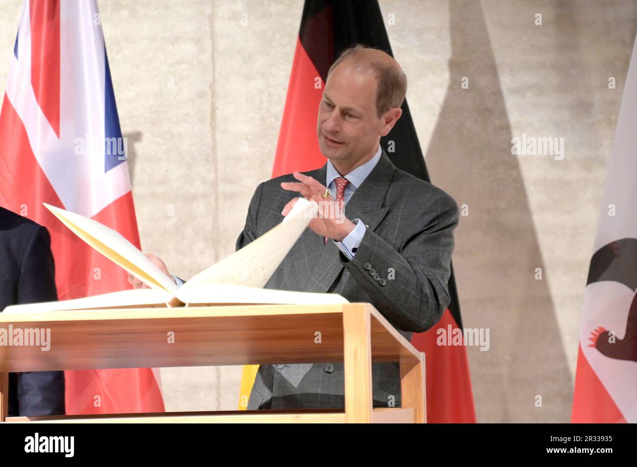 Berlin, Deutschland. 22nd May, 2023. Prinz Edward bei der Eintragung ...