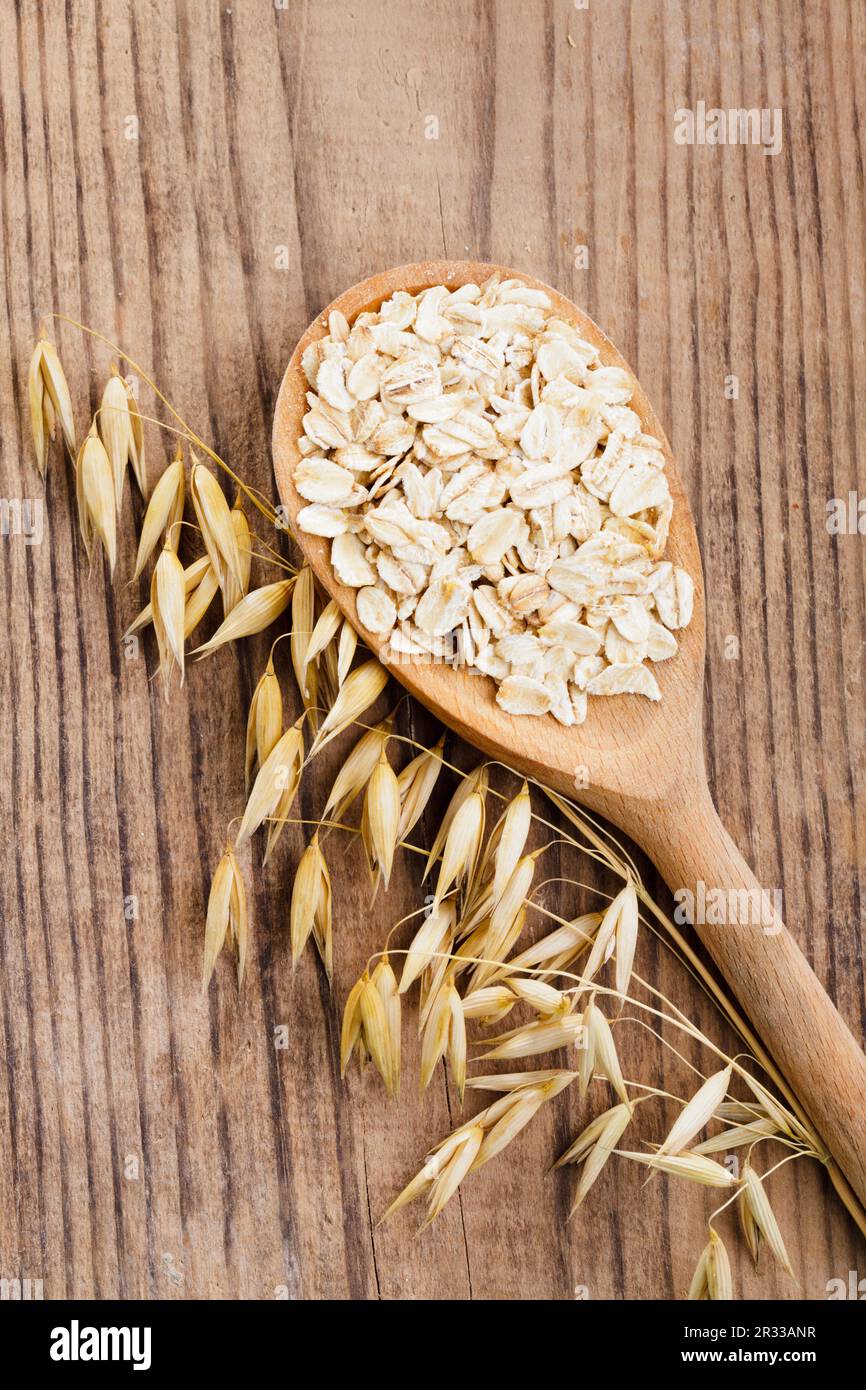Oat flakes in spoon Stock Photo - Alamy