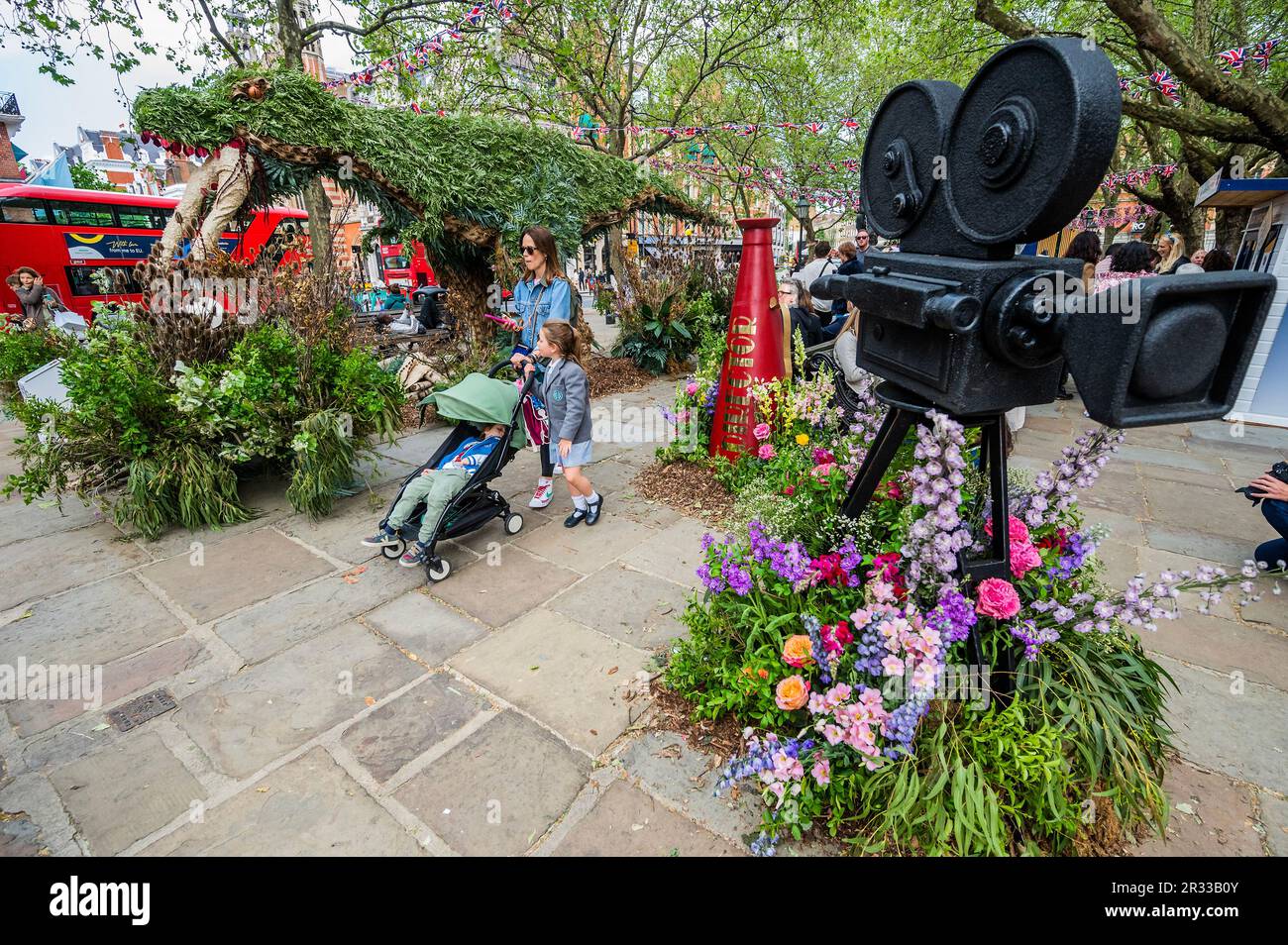 London, UK. 22nd May, 2023. A life size T-rex in Sloane Square ...