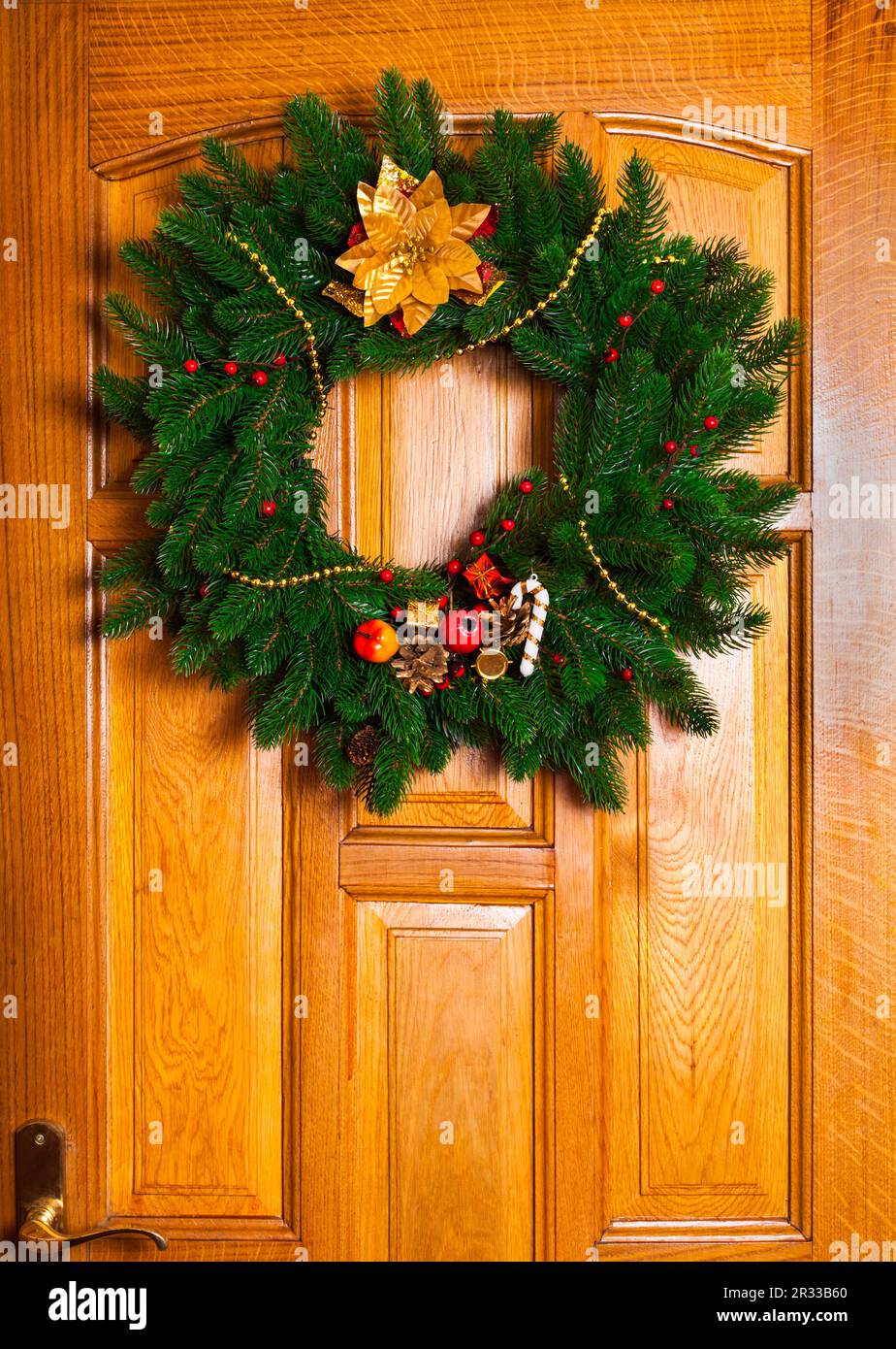 Single wreath hi-res stock photography and images - Alamy