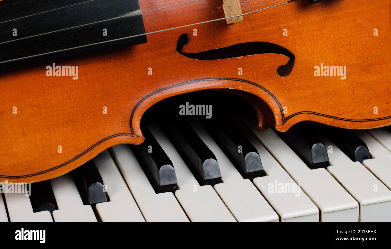 Violin keyboard hi-res stock photography and images - Alamy
