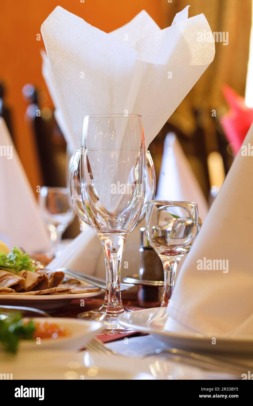 Restaurant table ready eat hi-res stock photography and images - Alamy