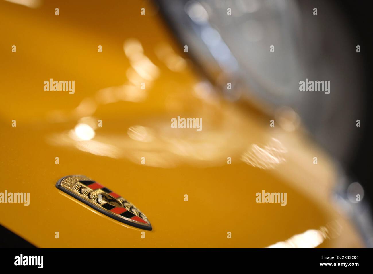 Porsche 911 logo on front bonnet Stock Photo - Alamy