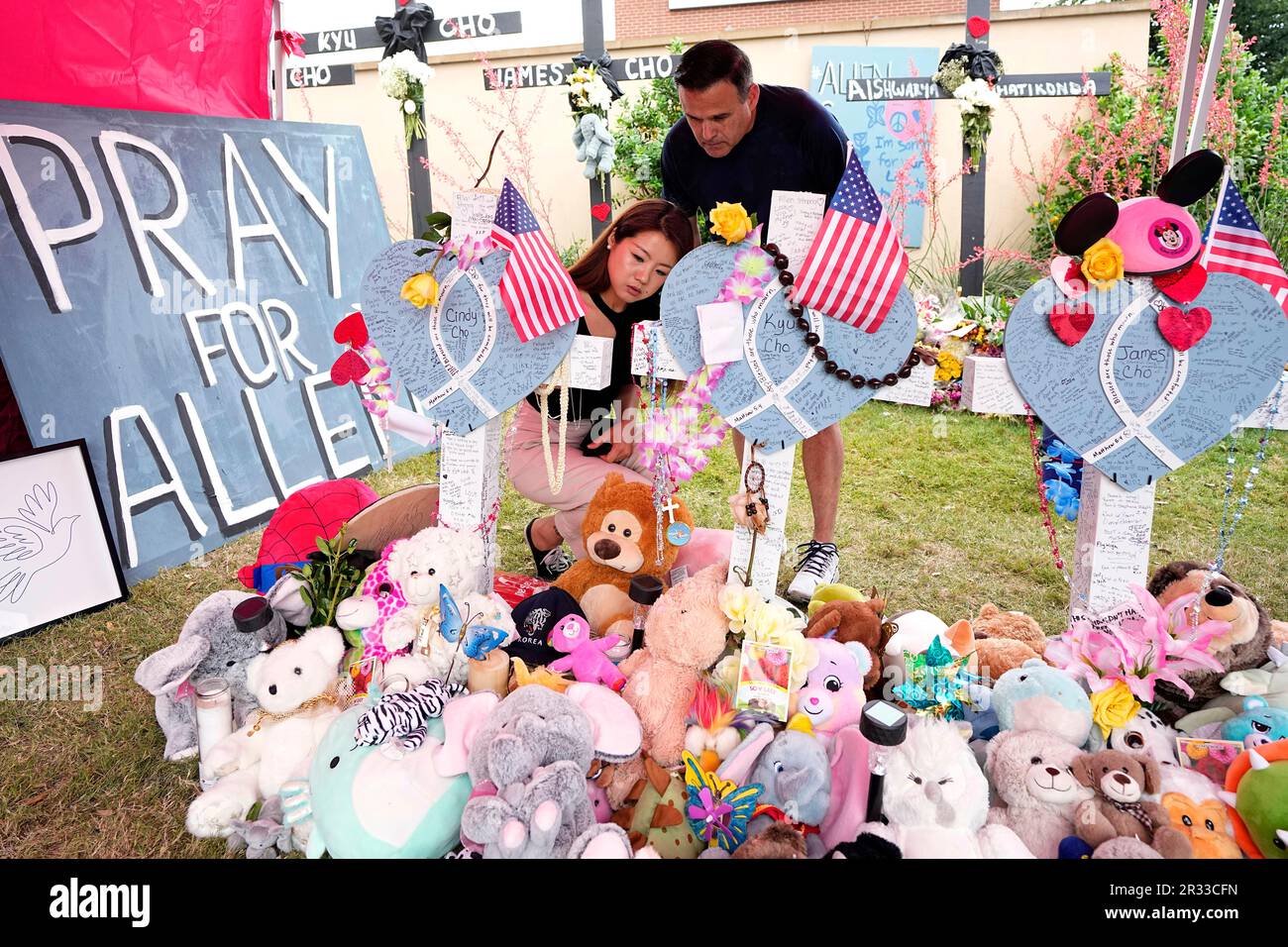 FILE - Angela Munoz, leaves a message on a cross with the name, Cindy ...