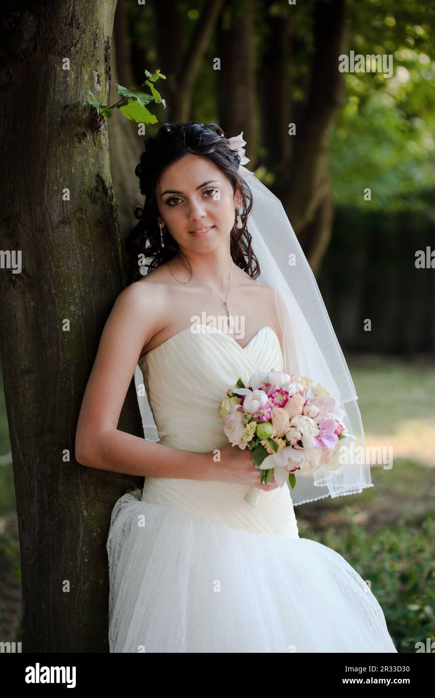Outdoor bride hi-res stock photography and images - Alamy