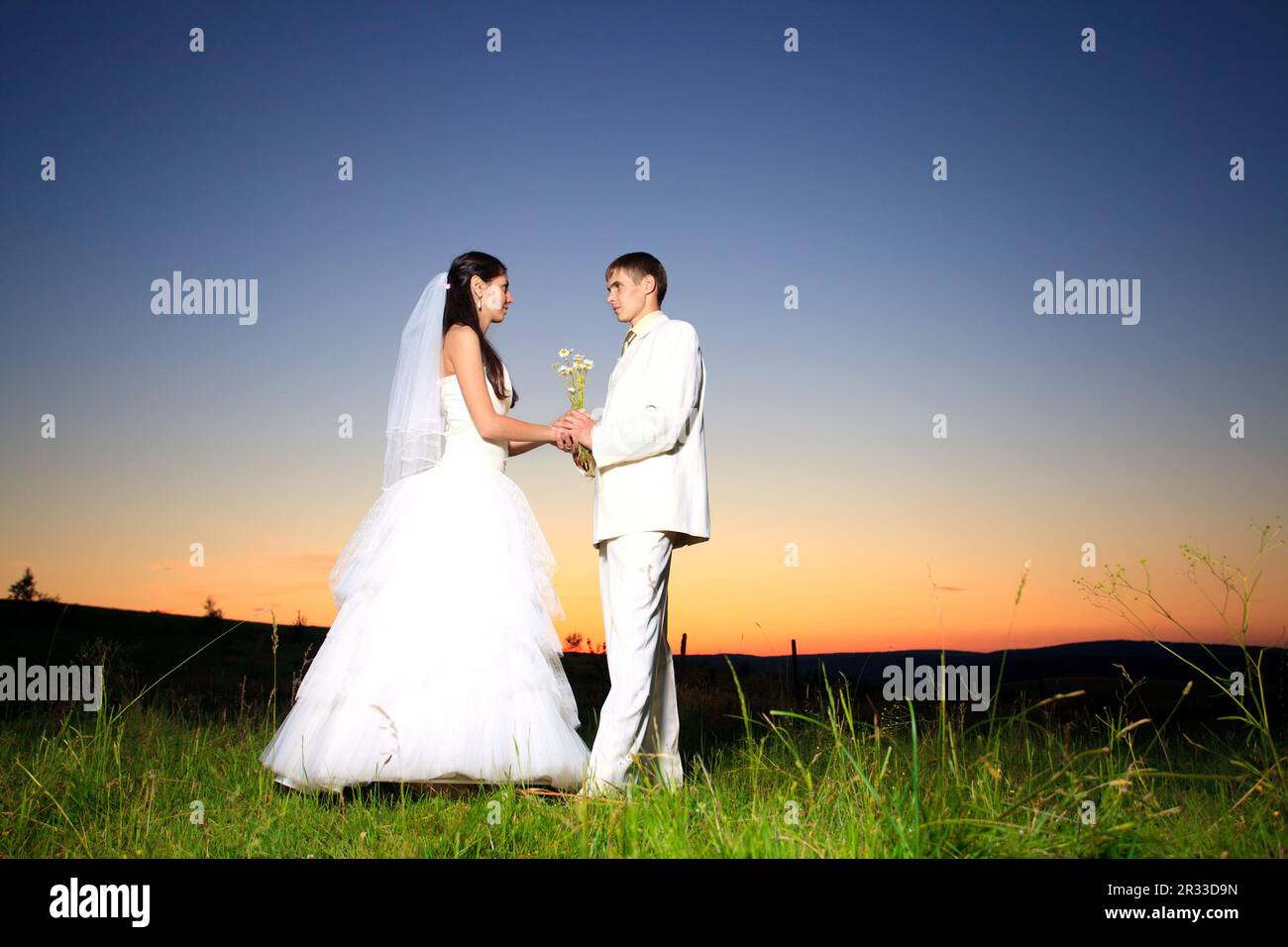 Beautiful dress bride sunset hi-res stock photography and images - Alamy