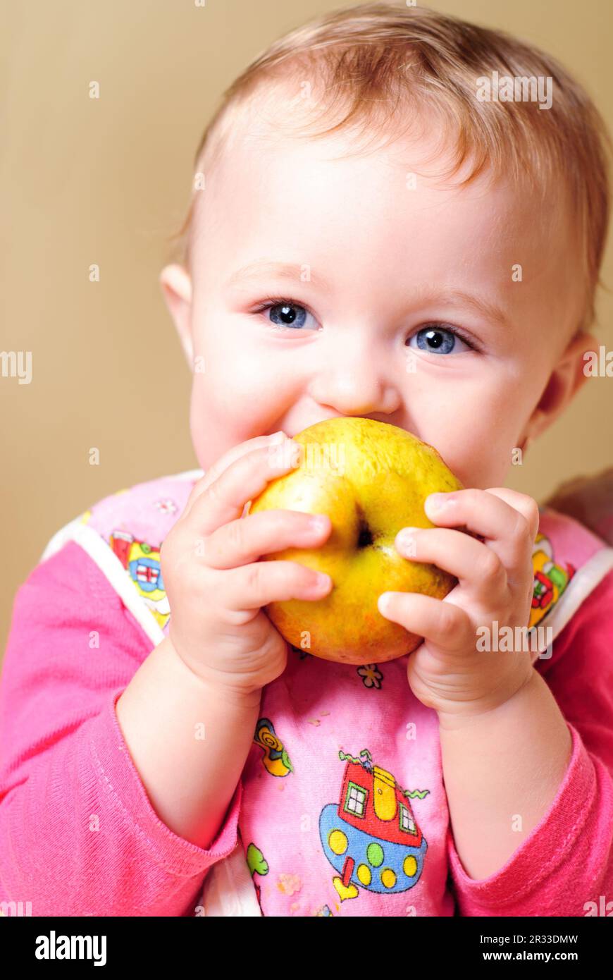 Child biting into an apple hi-res stock photography and images - Alamy