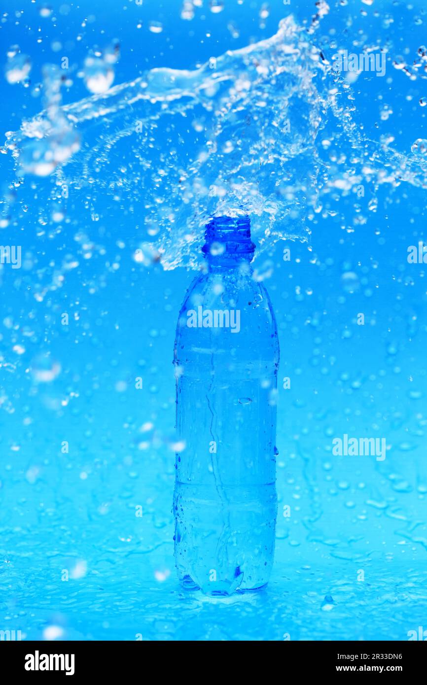 Splashing flowing transparent water hi-res stock photography and images ...