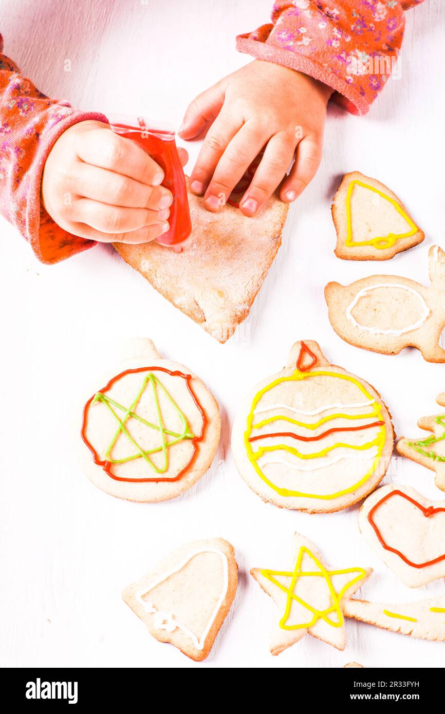 Draw on gingerbread cookies Stock Photo - Alamy